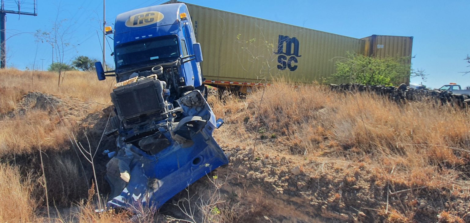Tracto con doble remolque protagoniza aparatosa salida de camino en el ...