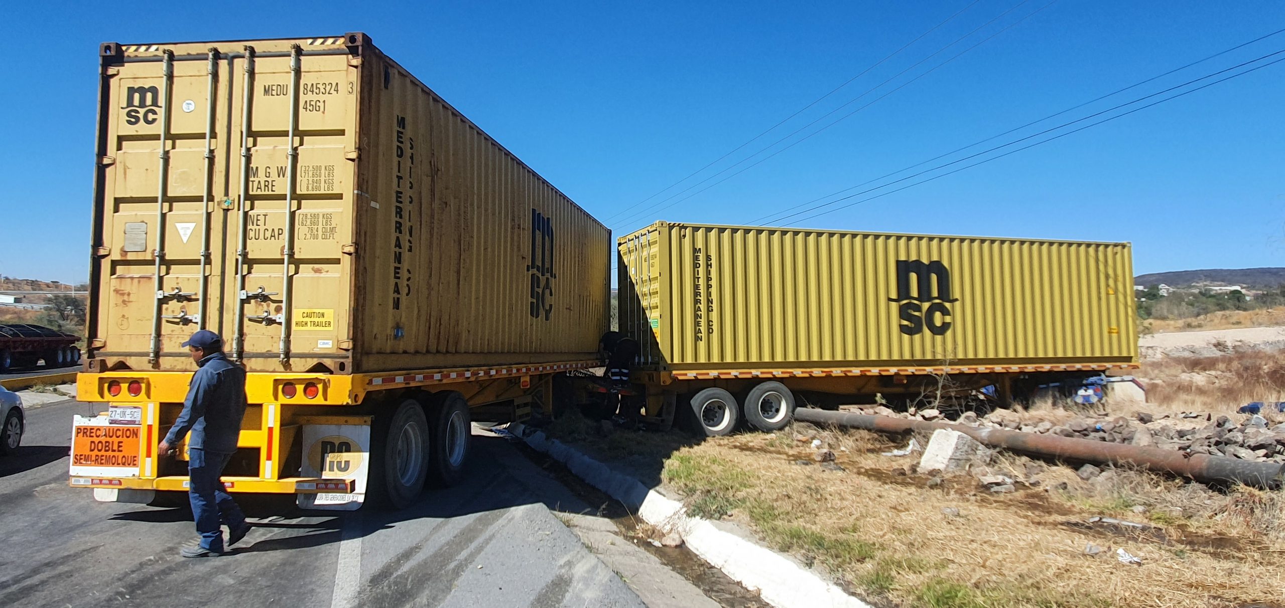 Tracto con doble remolque protagoniza aparatosa salida de camino en el ...