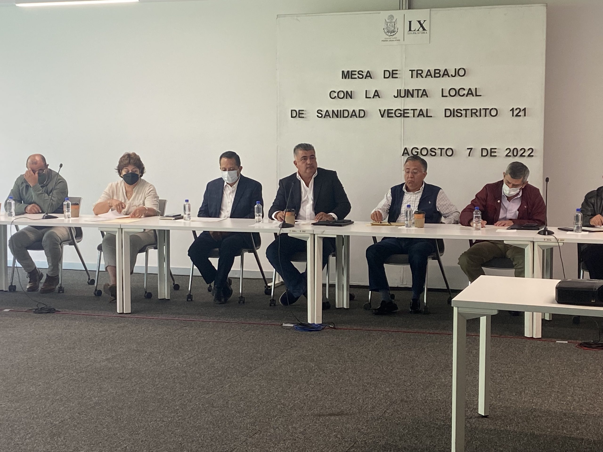 Debaten sobre avionetas “espanta nubes” - Noticias de Querétaro