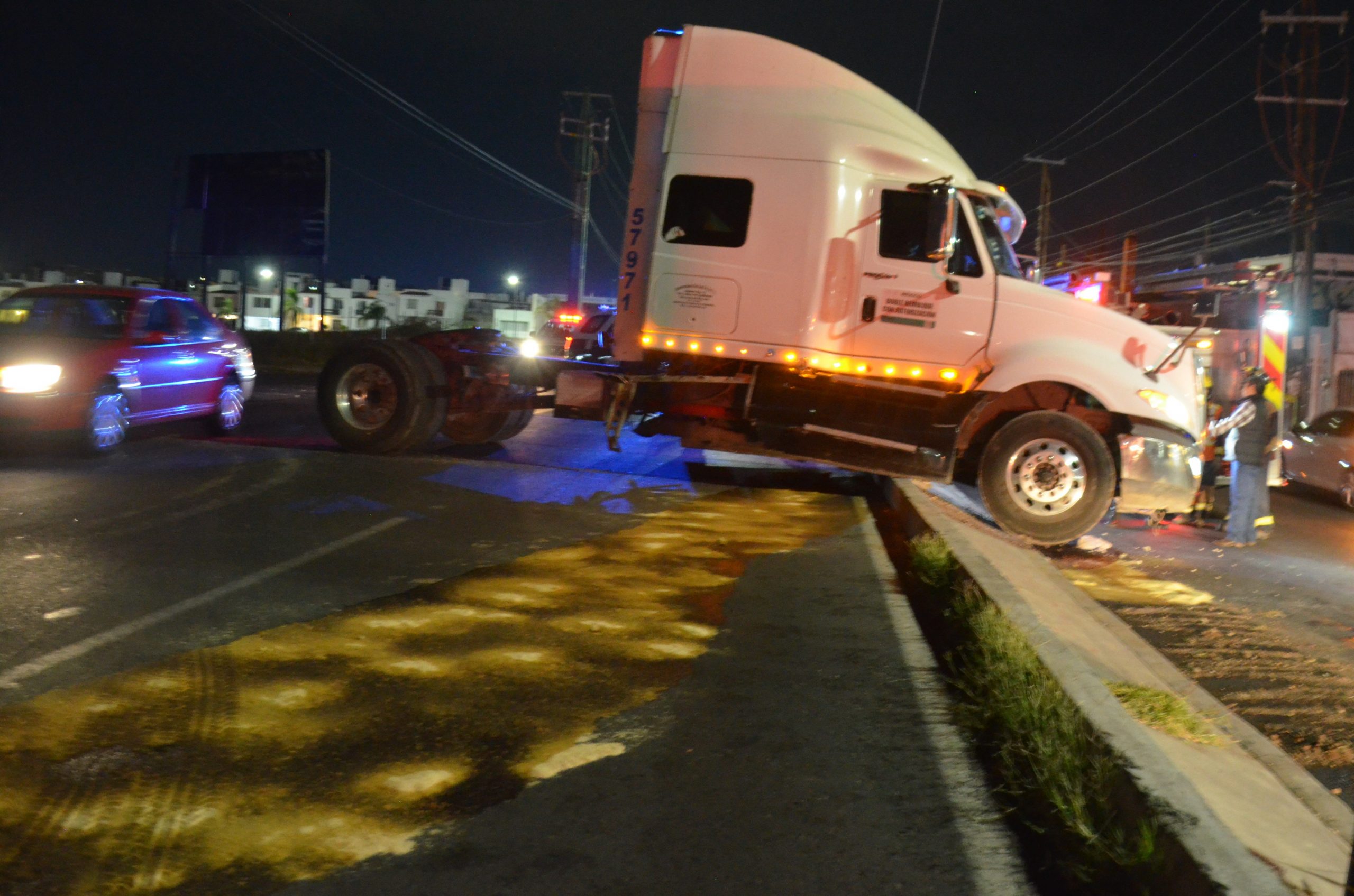 Tracto termina montado en camellón - Noticias de Querétaro