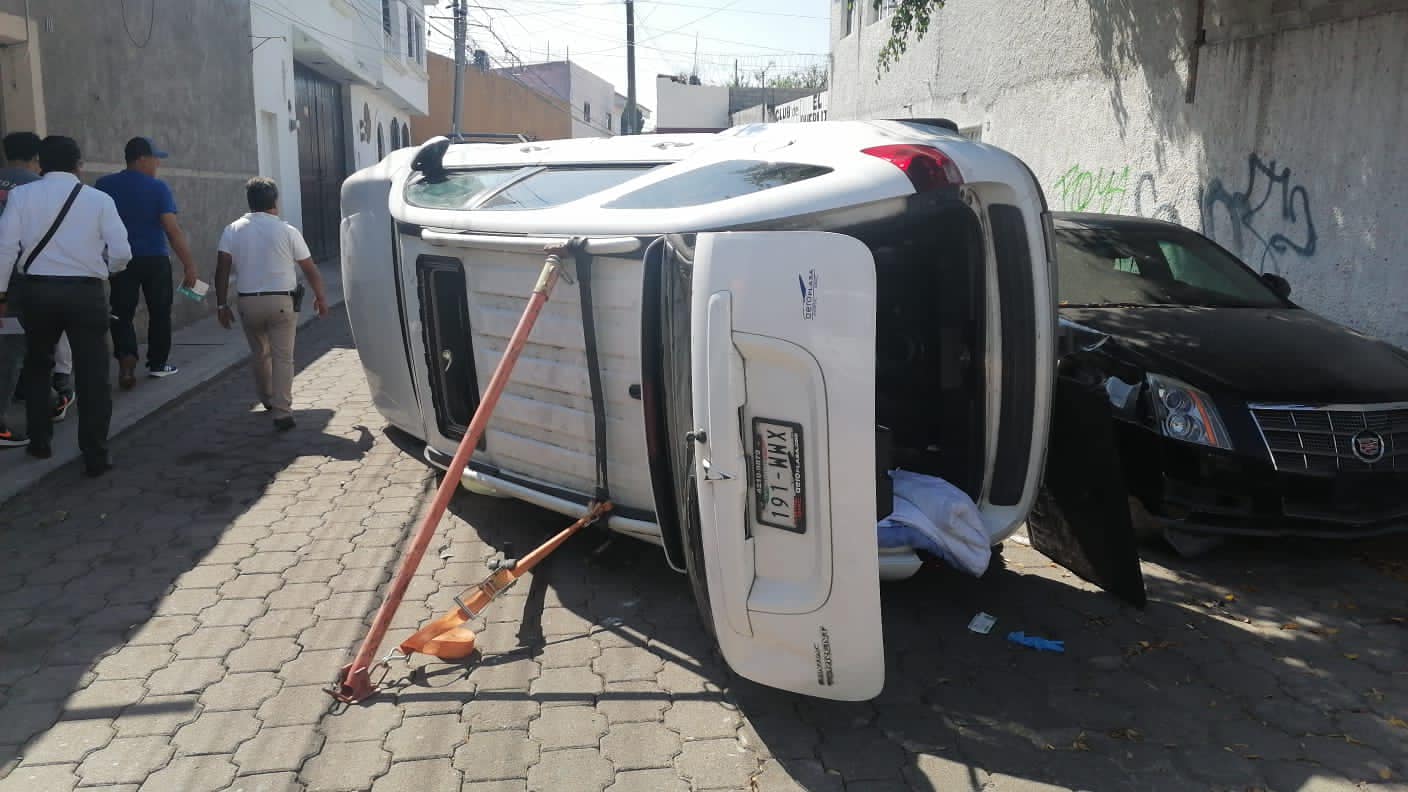 Vuelca tras chocar contra tres autos - Noticias de Querétaro