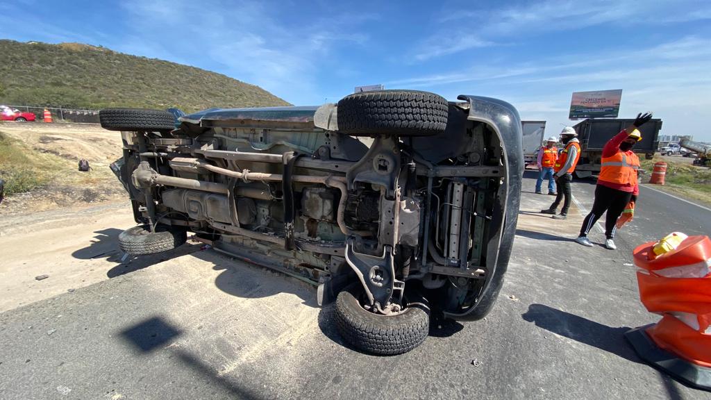 Chocan y uno vuelca en el Fray Junípero Serra - Noticias de Querétaro