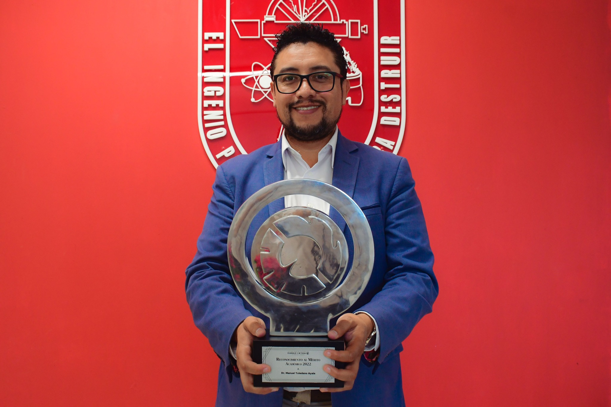 Entrega Canacintra a director FI reconocimiento al Mérito Académico ...