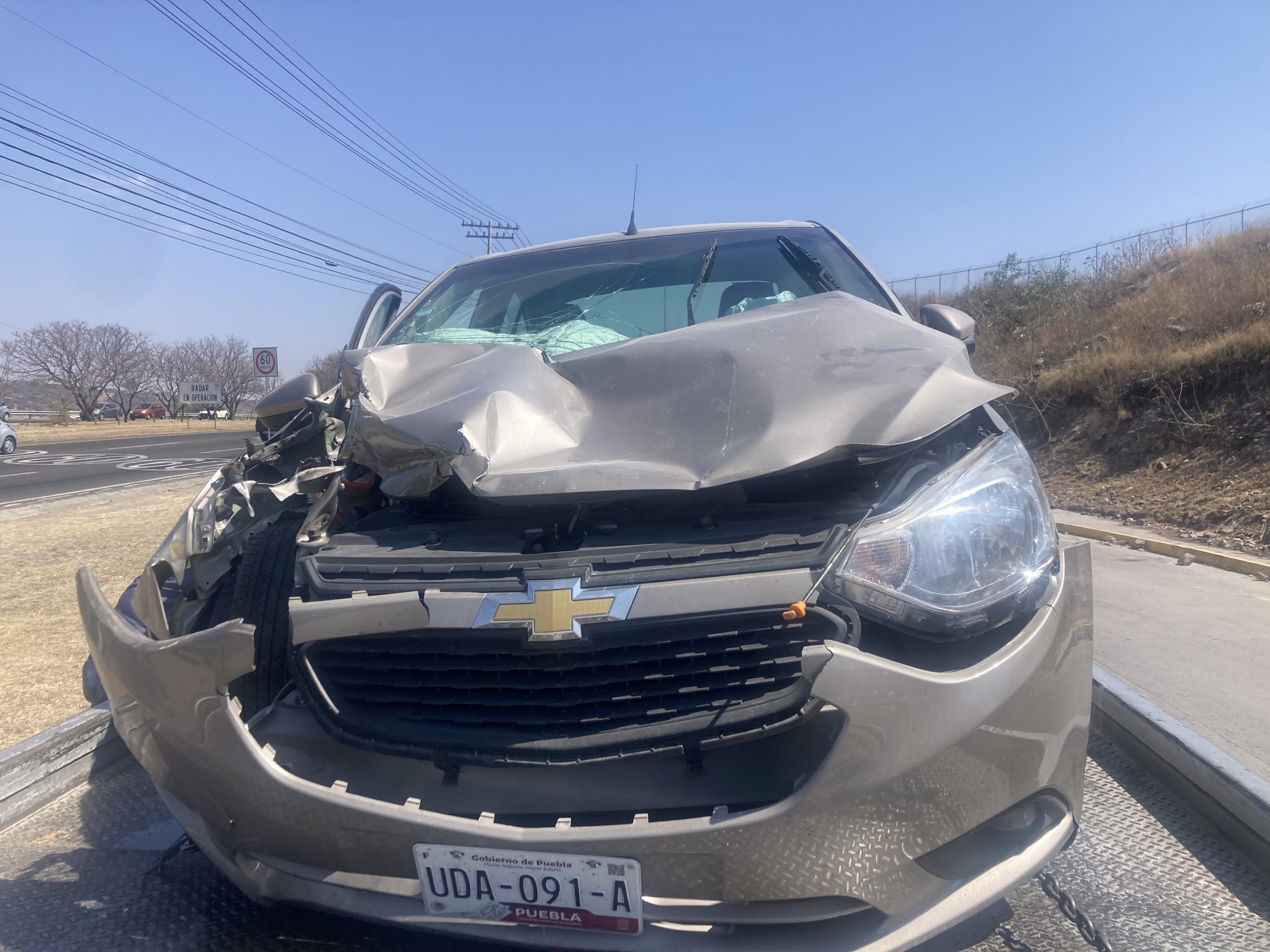 Conductor chocó con la barra de contención sobre el Fray Junípero Serra - Noticias de Querétaro