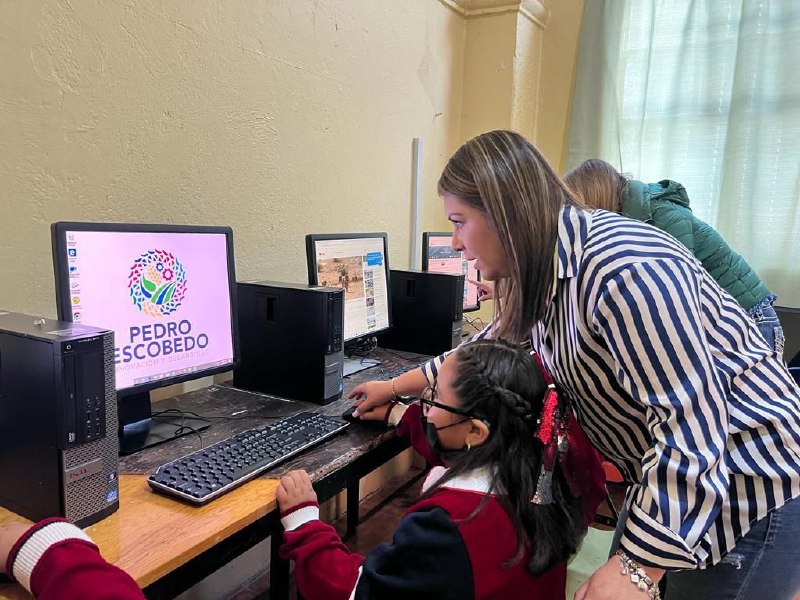ENTREGA ARACELI OLVERA, EQUIPO DE CÓMPUTO EN PRIMARIA DE PEDRO ESCOBEDO ...