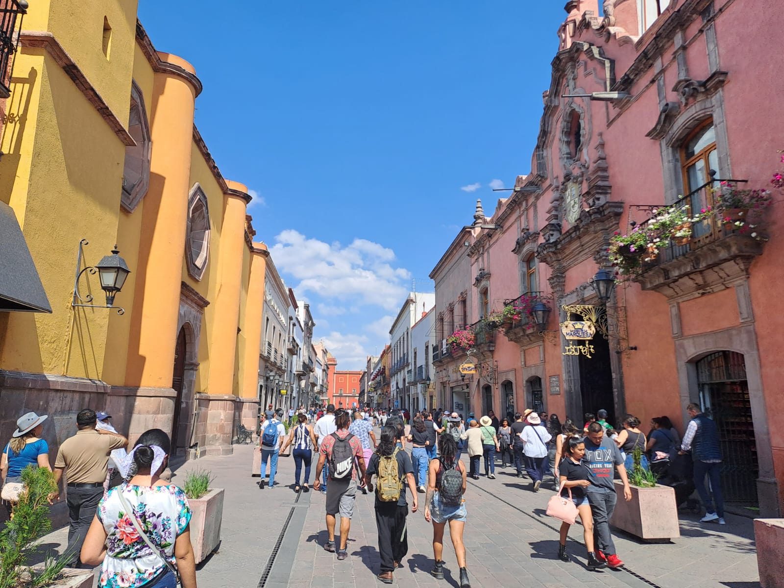 Disfrutan turistas del Centro Histórico - Noticias de Querétaro