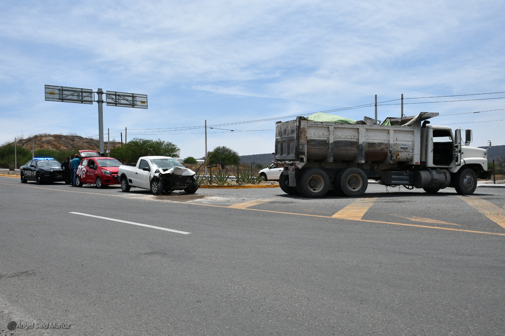 Camión de carga pesada hace cierre de circulación y vehículo se estampa - Noticias de Querétaro