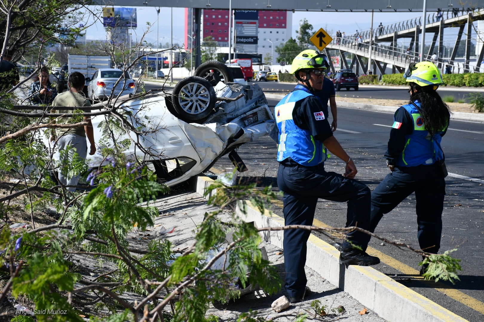 Colisión y volcadura deja una persona con lesiones - Noticias de Querétaro