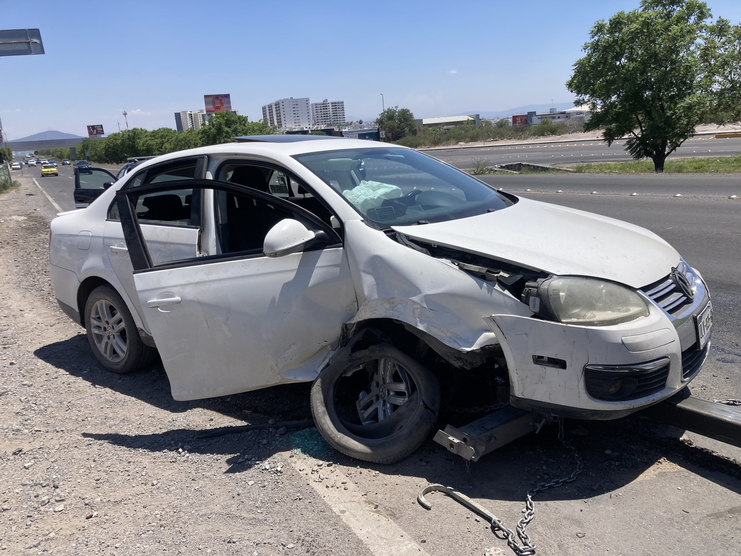 Aparatoso choque en el Fray Junípero Serra - Noticias de Querétaro