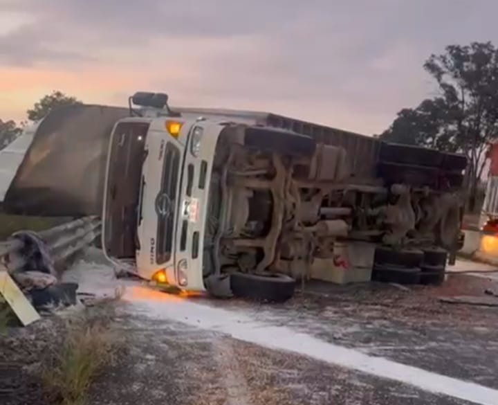 Camión de carga vuelca en la Palmillas-Toluca - Noticias de Querétaro
