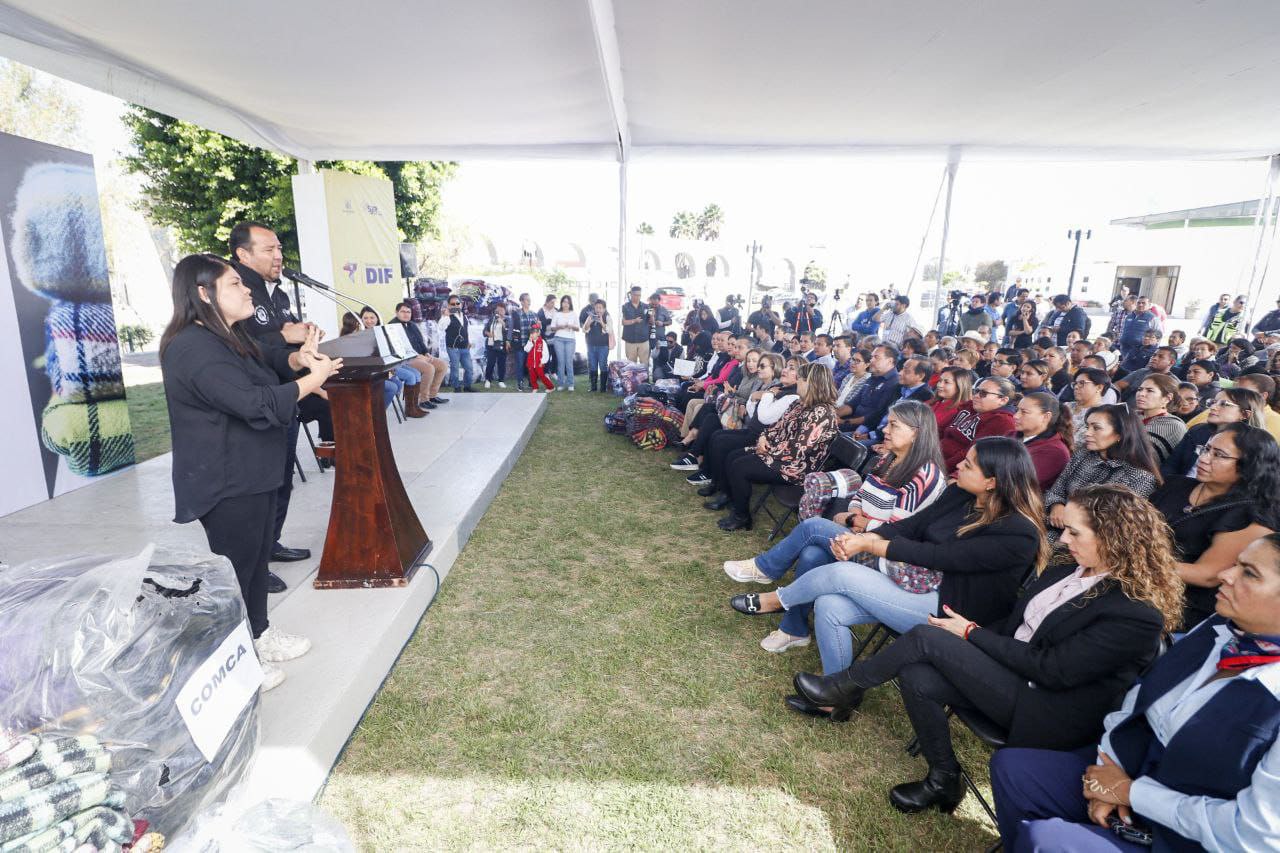 Arranca DIF Municipal Programa de colecta de cobijas y ropa invernal Abriga Una Familia 2023 ...