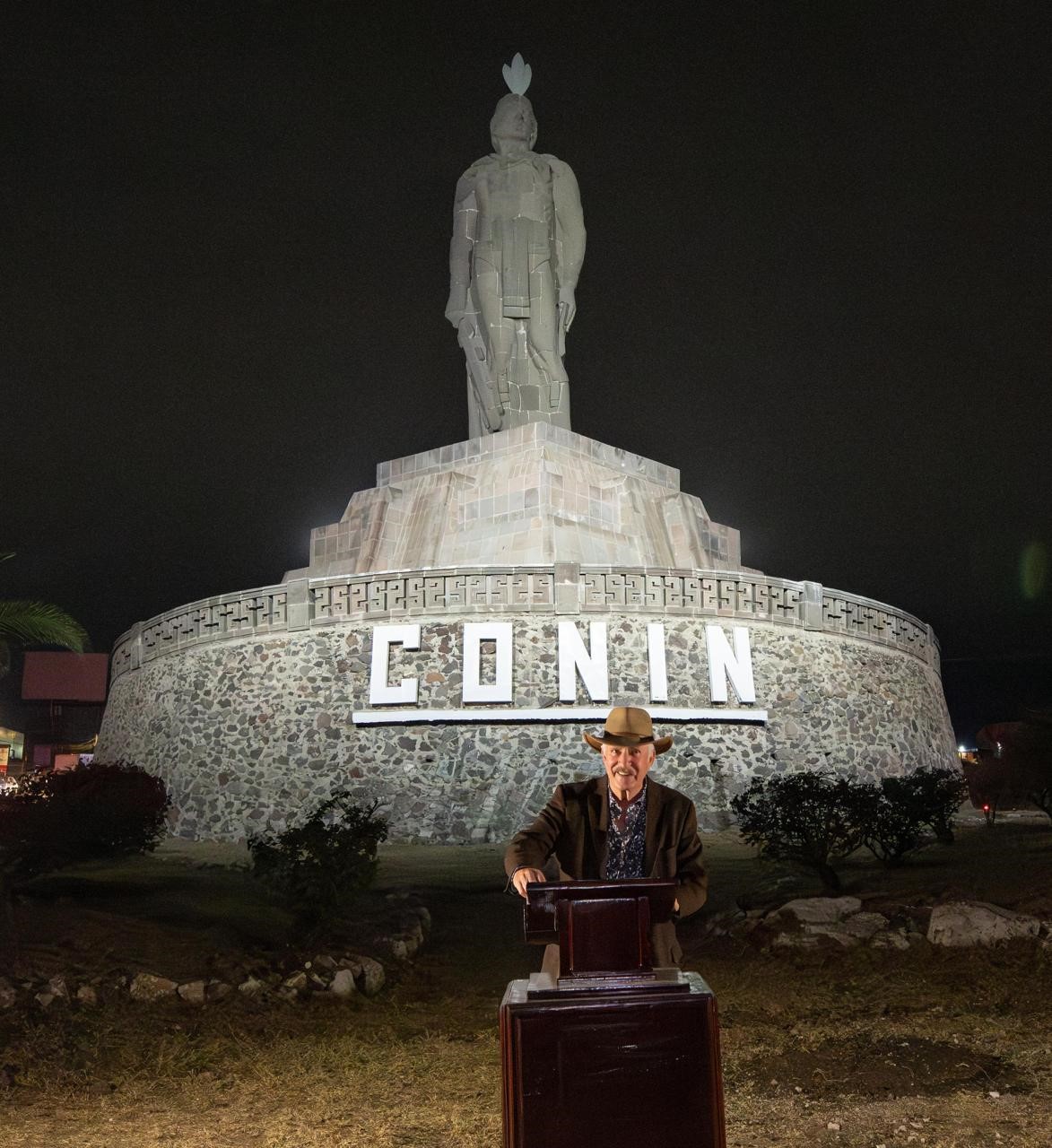 Inaugura Enrique Vega la iluminación de la estatua de Conín - Noticias ...