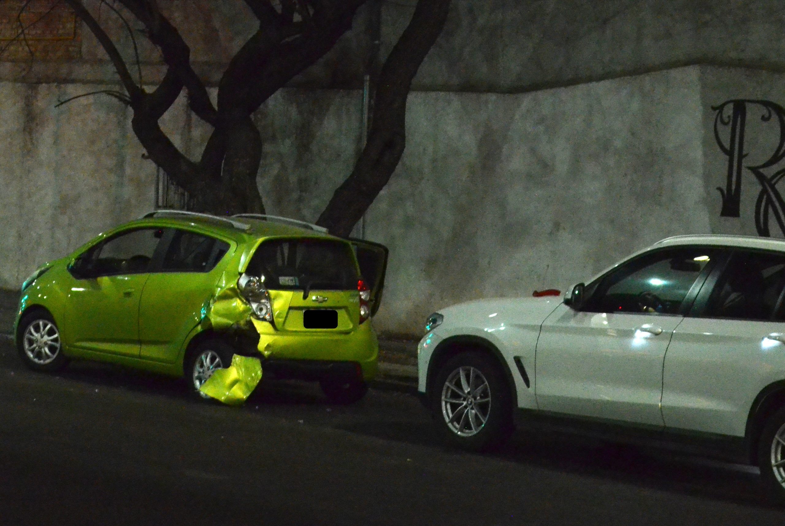 Pega camioneta a auto compacto - Noticias de Querétaro