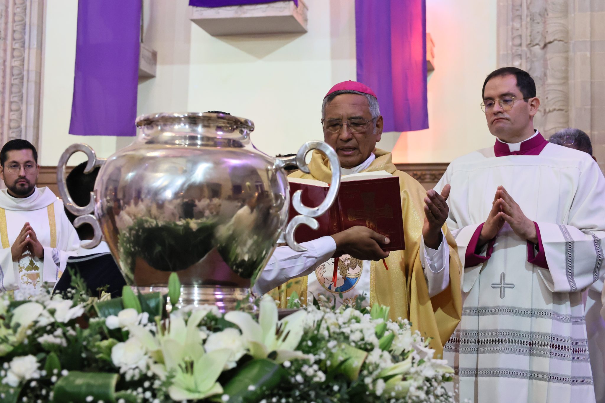 Preside Obispo Fidencio la Misa Crismal - Noticias de Querétaro