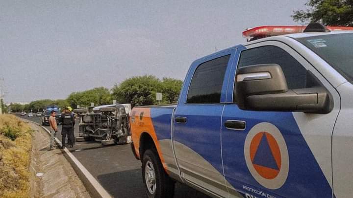 Vuelca camioneta en el Fray Junípero Serra - Noticias de Querétaro