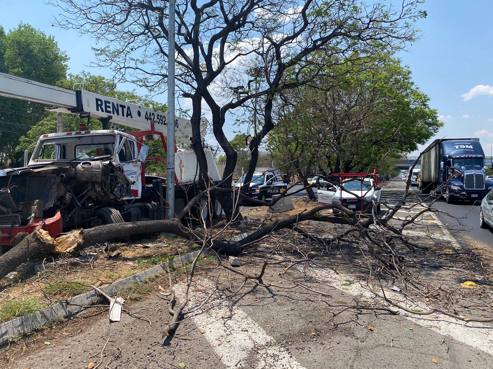 Falla mecánica origina accidente de grúa - Noticias de Querétaro