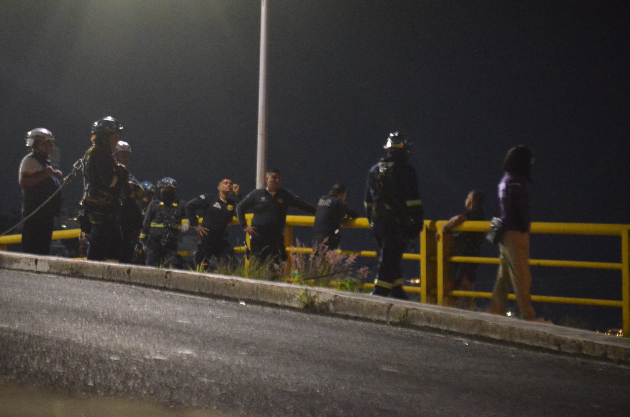 Amagaba con lanzarse de un puente - Noticias de Querétaro