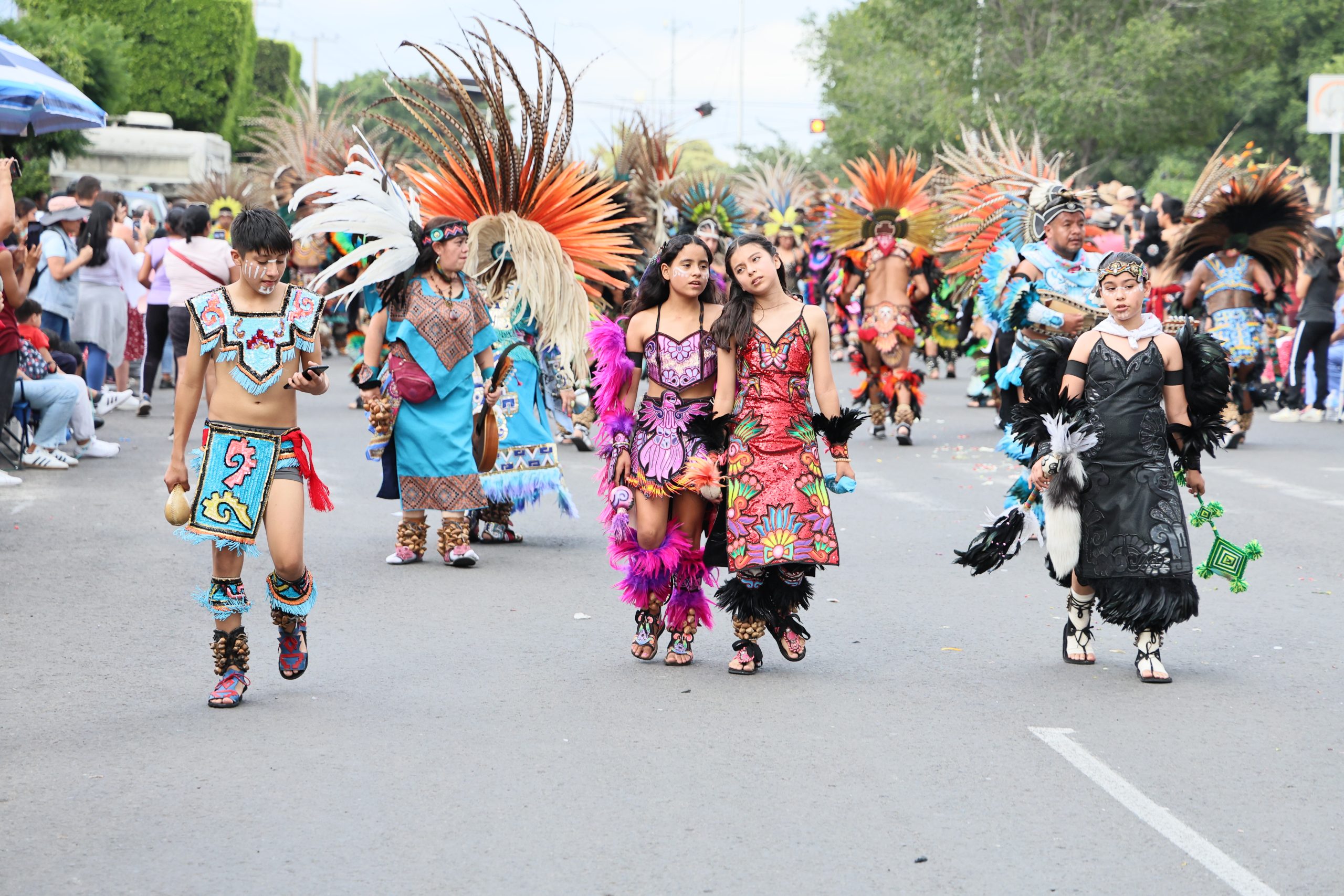 Queretanos disfrutan el desfile de Concheros de la Santa Cruz ...