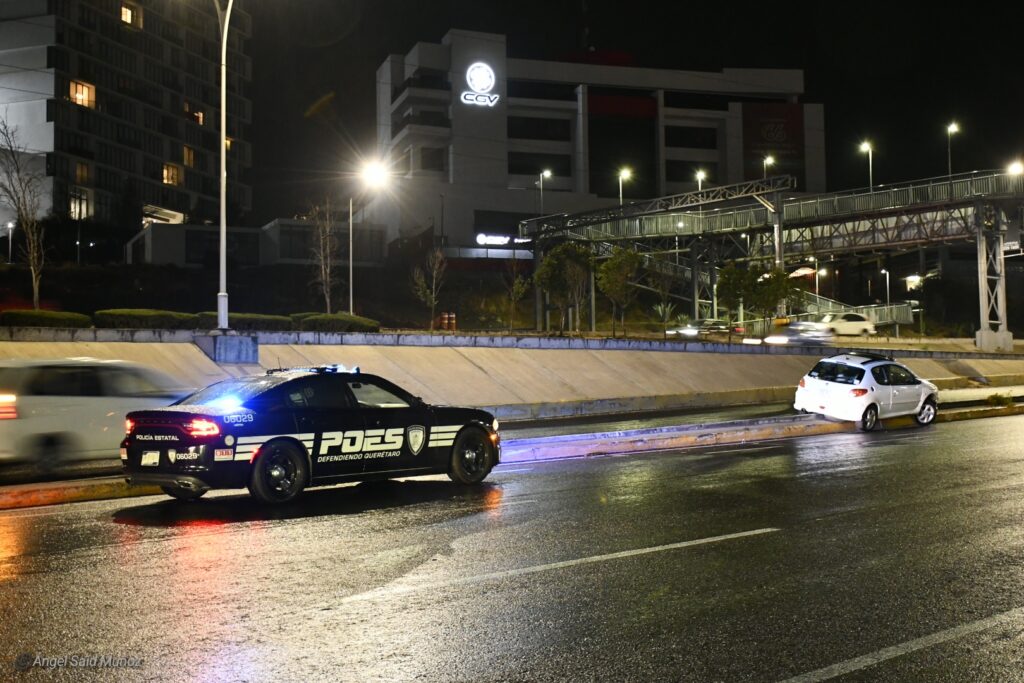 Automovilista se embanca en la guarnición en Centro Sur - Noticias de ...