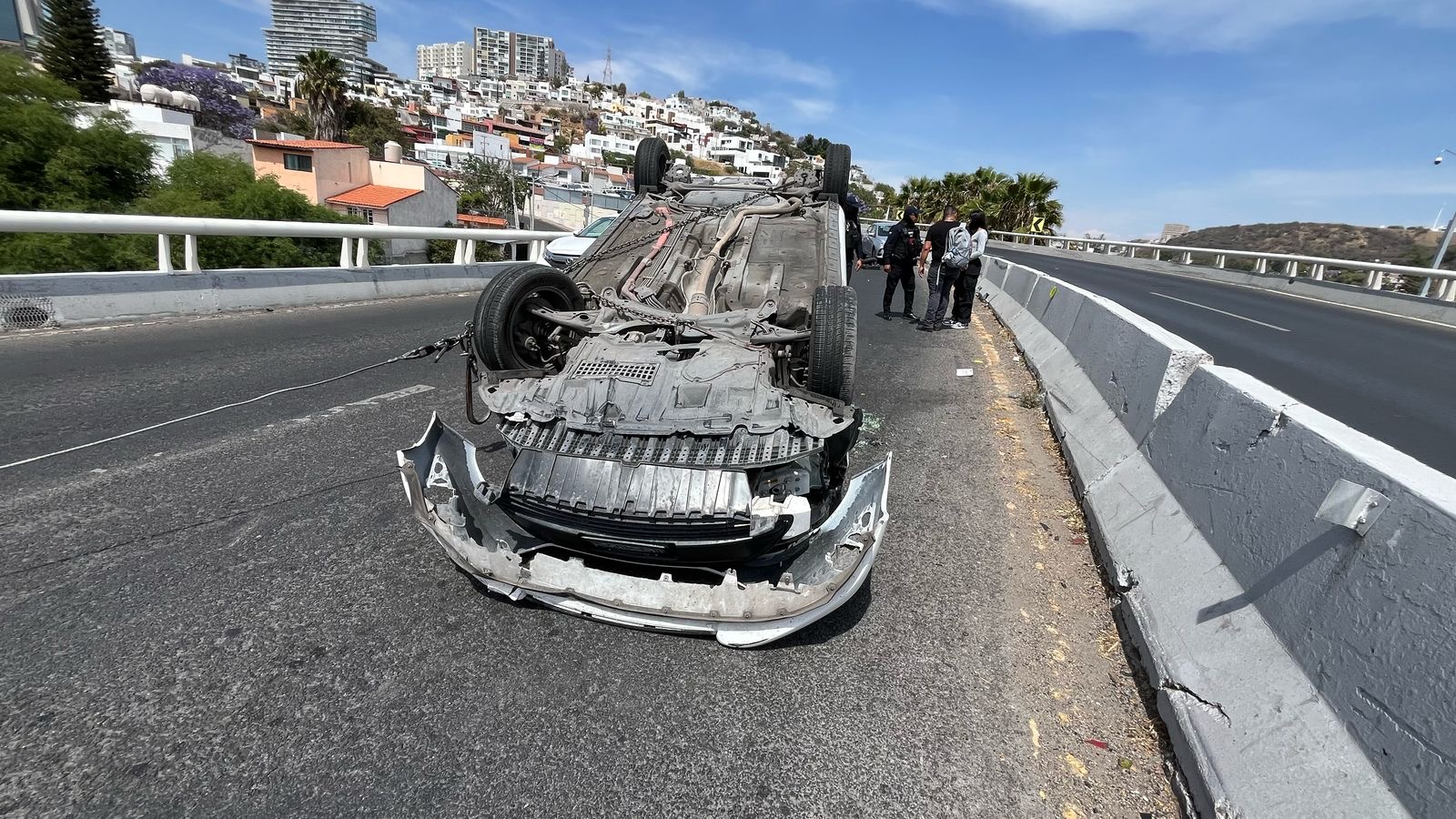 Auto vuelca en el Fray Junípero Serra - Noticias de Querétaro