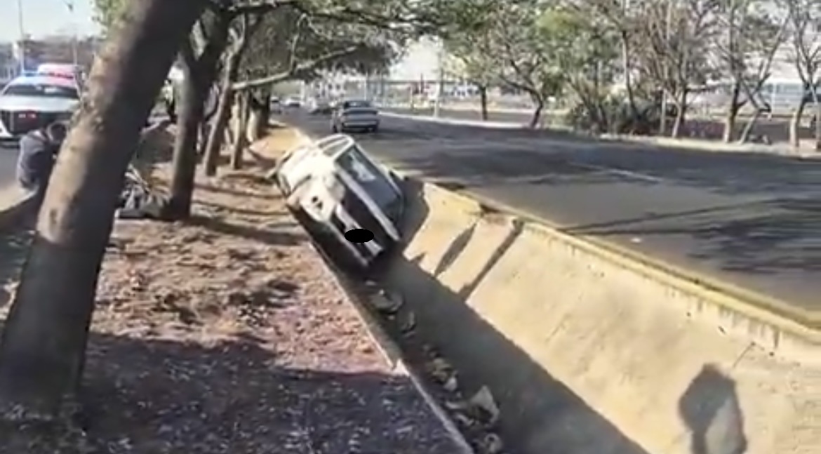 Camioneta queda volcada en camellón de Paseo de la República - Noticias ...