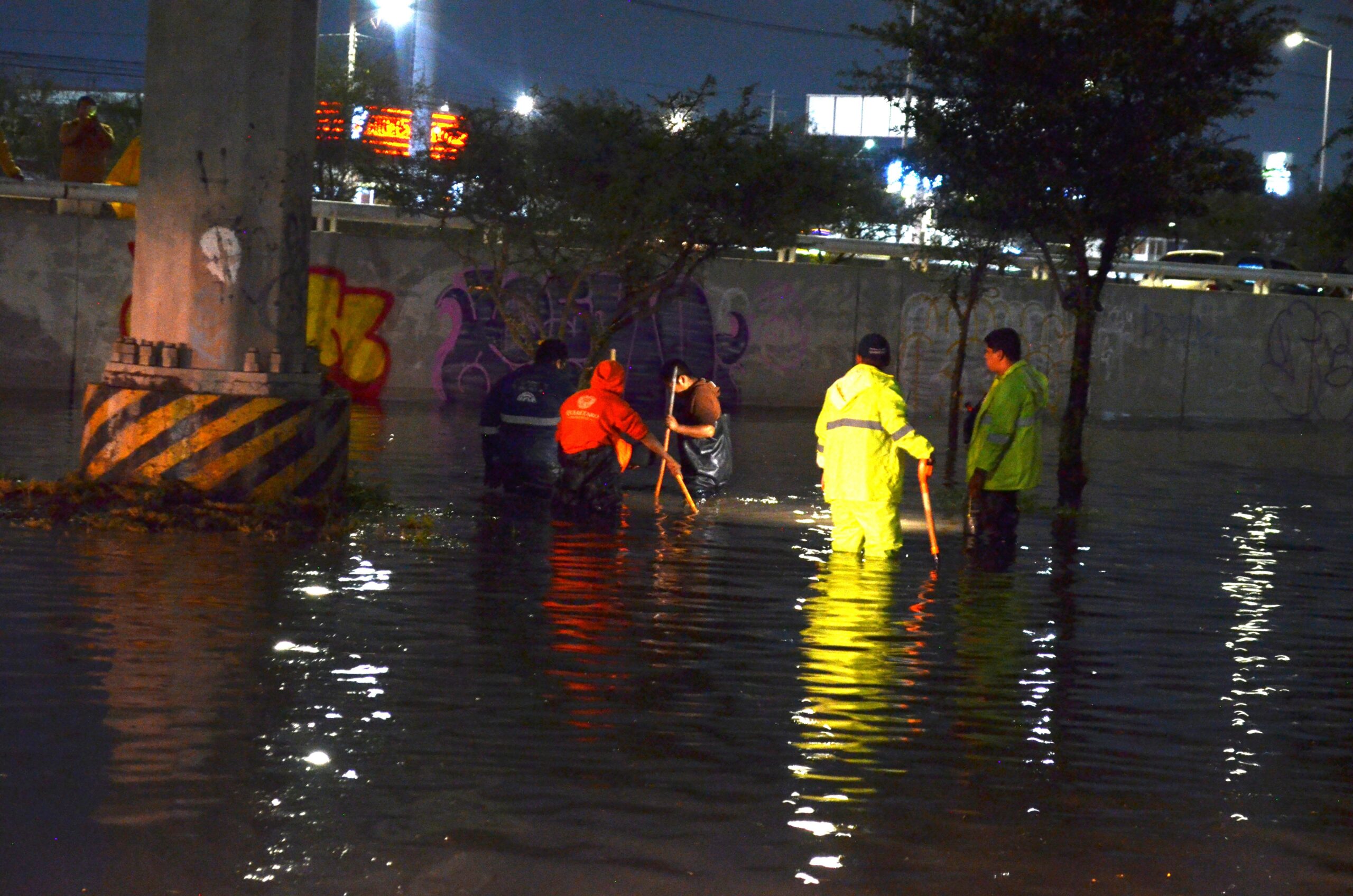Inundación provoca cierre en prolongación Bernardo Quintana - Noticias ...