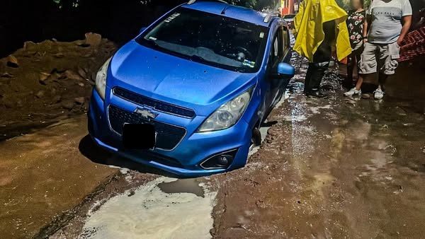 Auto cayó en una zanja de obra de construcción - Noticias de Querétaro