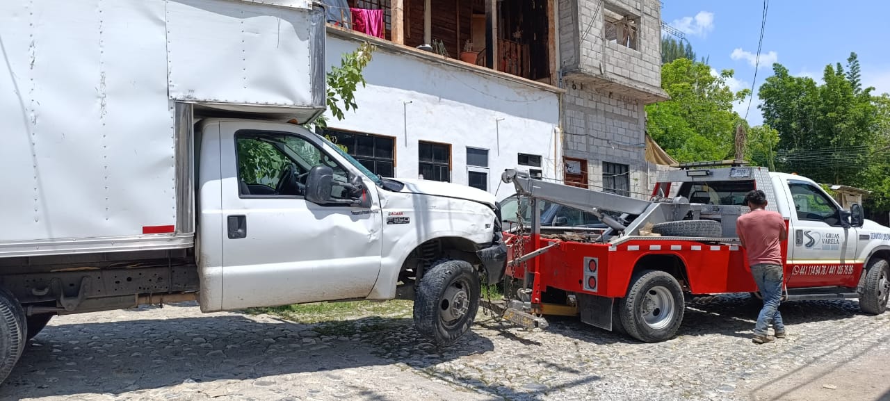 Vuelca camión cargado con 4 toneladas de Maseca - Noticias de Querétaro