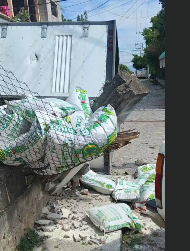 Vuelca camión cargado con 4 toneladas de Maseca - Noticias de Querétaro