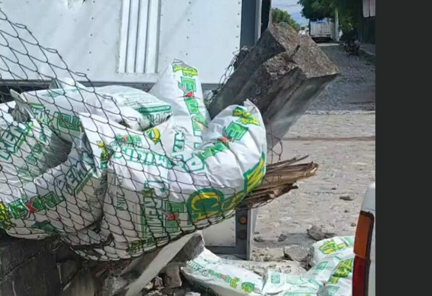 Vuelca camión cargado con 4 toneladas de Maseca - Noticias de Querétaro