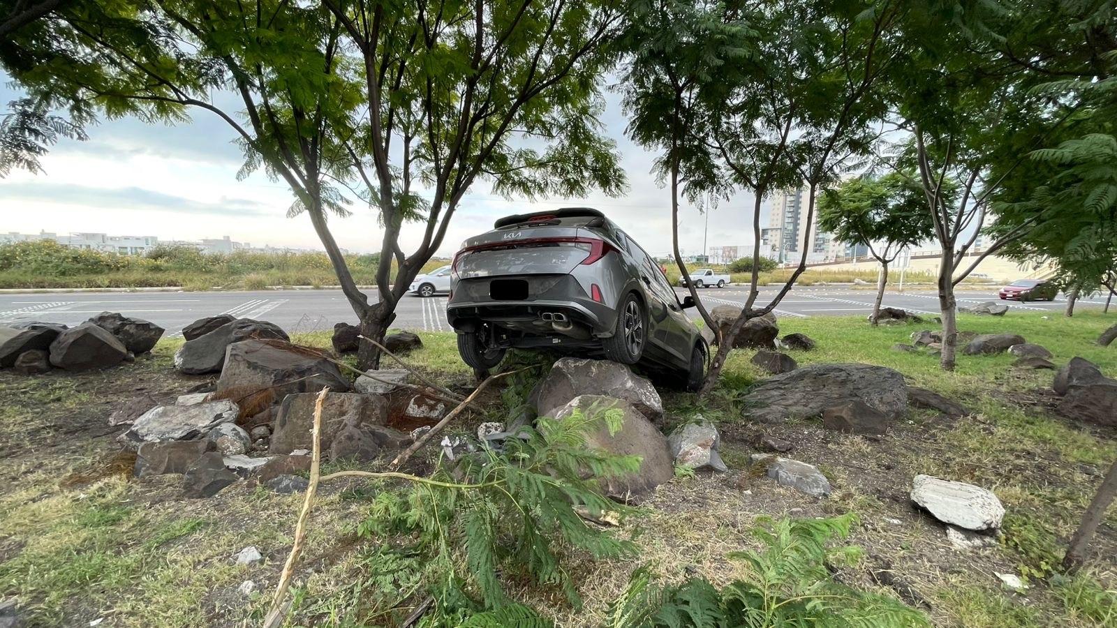 Abandonan camioneta tras aparatosa salida de camino en el Fray Junípero Serra - Noticias de ...