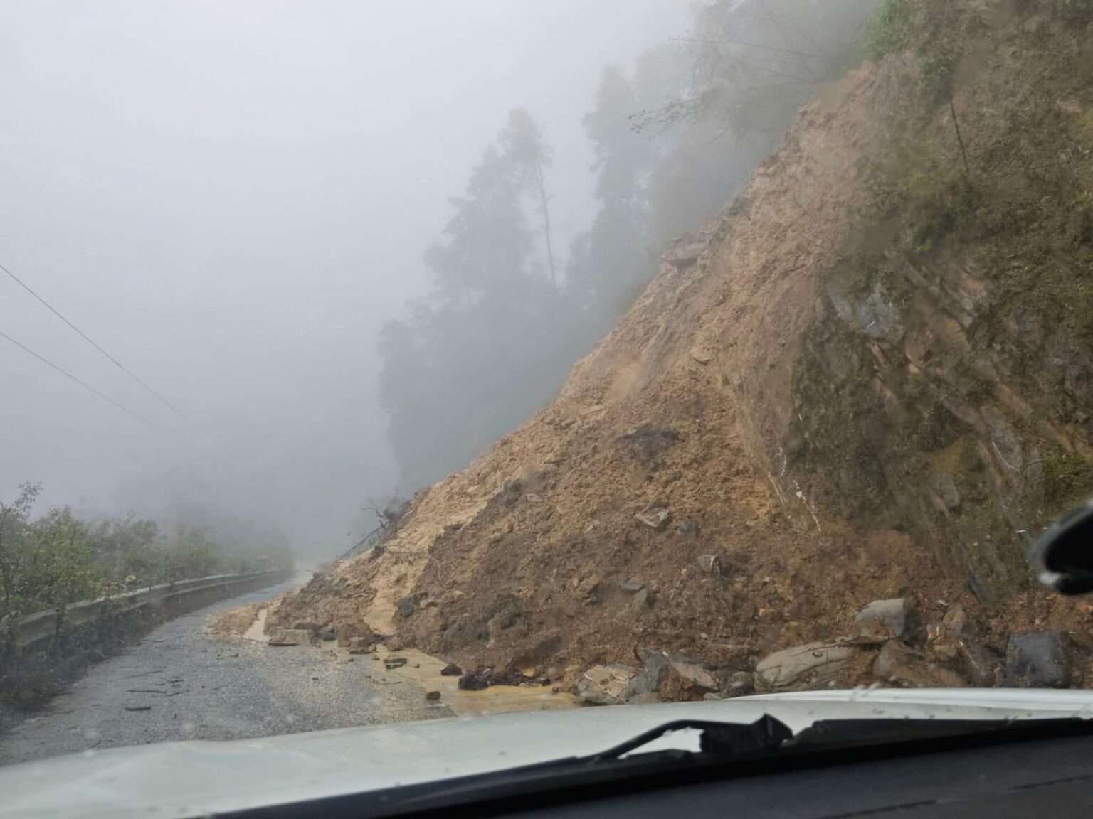 Derrumbes, deslaves y árboles caídos en Pinal y Jalpan de Serra ...