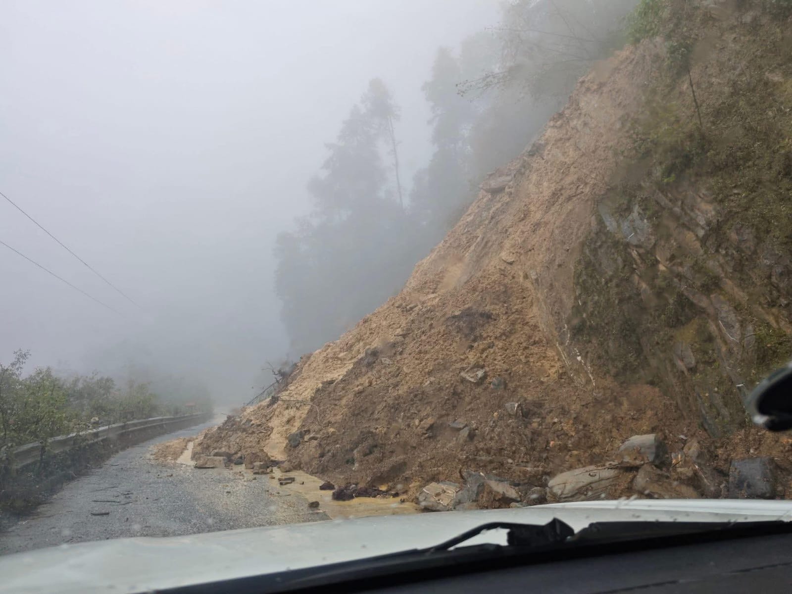 Derrumbes, deslaves y árboles caídos en Pinal y Jalpan de Serra ...