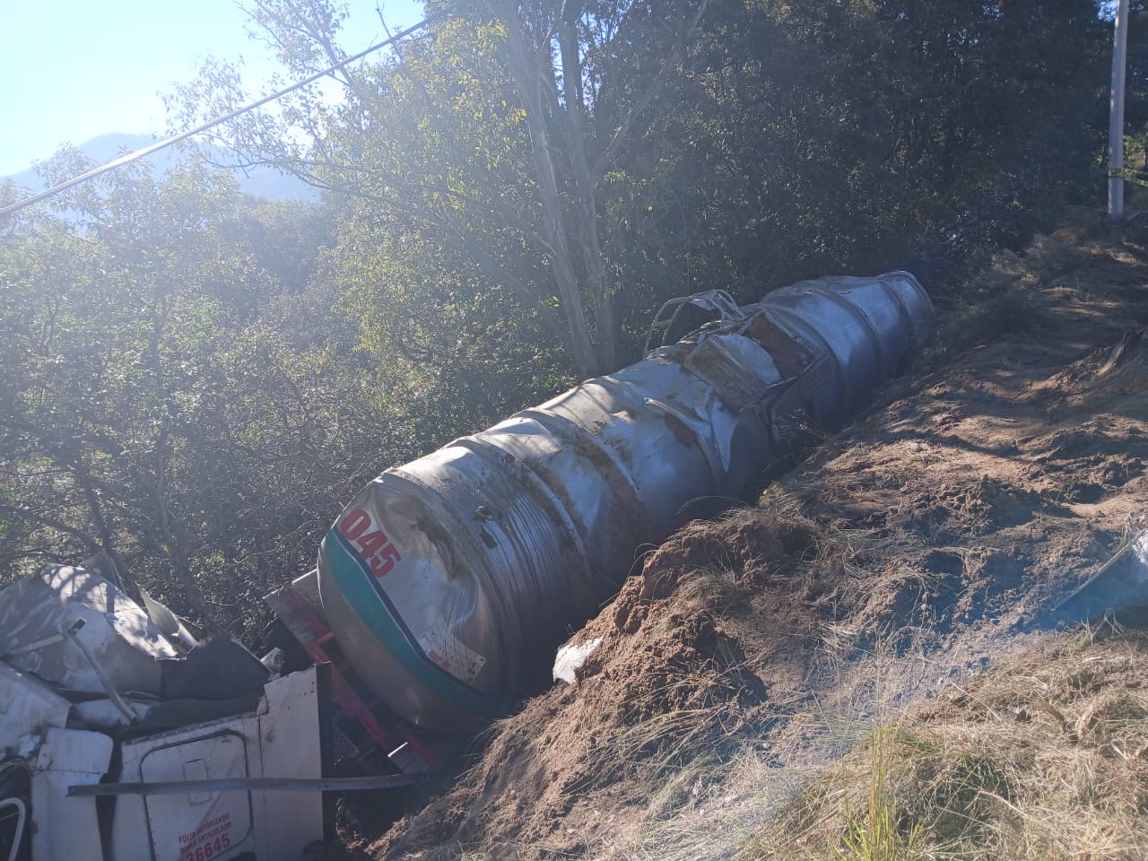 Pipa se sale del camino y queda volcada en desnivel - Noticias de Querétaro