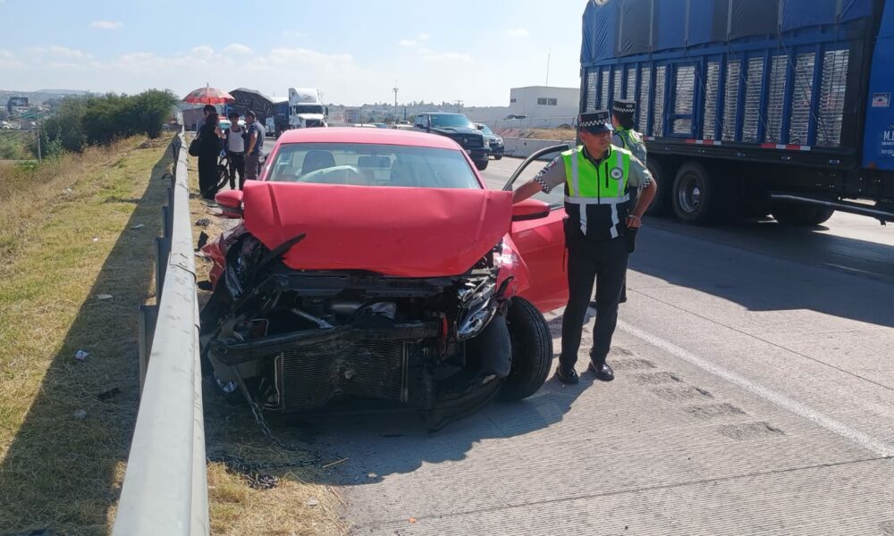 Camioneta tipo panel causa fuertes daños a un auto - Noticias de Querétaro