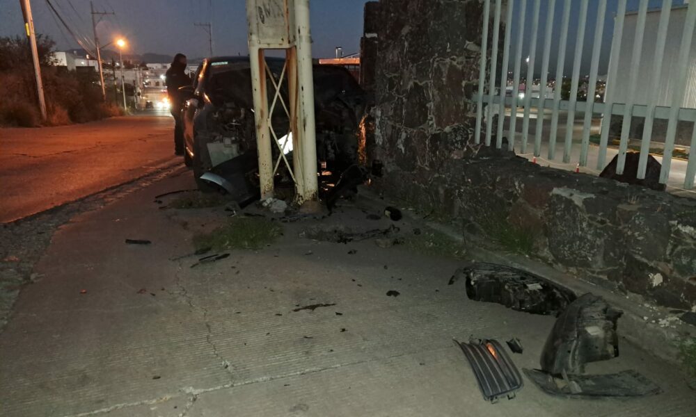 Ebrio abandona auto tras estrellarse contra un poste - Noticias de ...