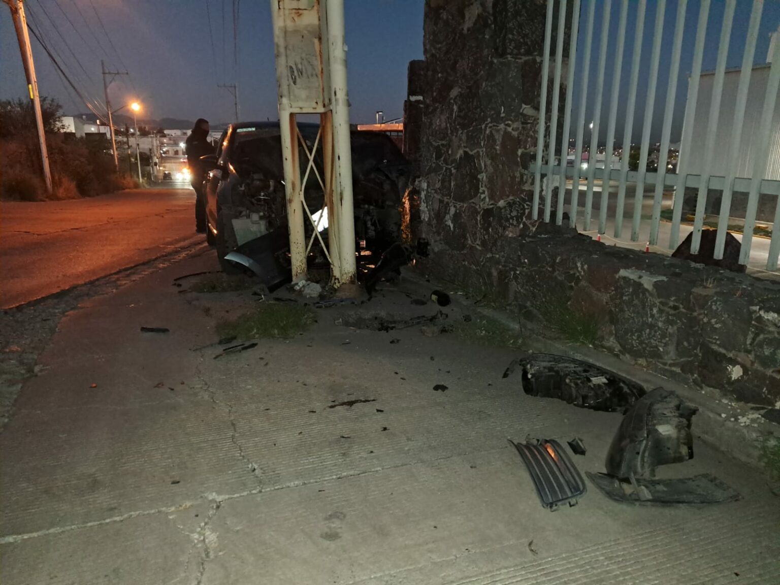 Ebrio abandona auto tras estrellarse contra un poste - Noticias de ...