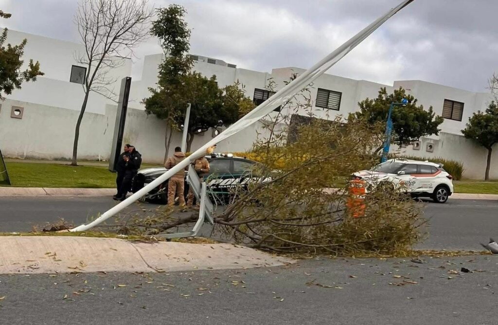 Abandonan auto tras chocar y derribar un postec - Noticias de Querétaro