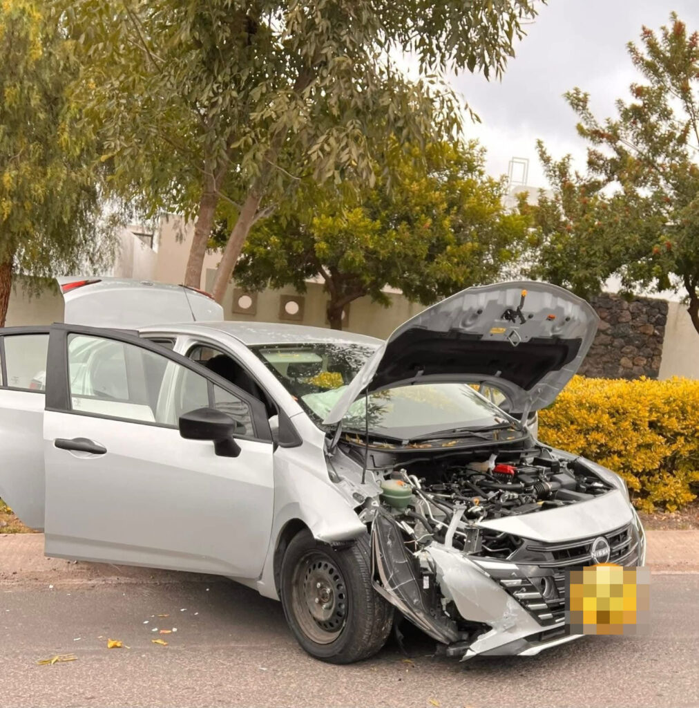 Abandonan auto tras chocar y derribar un postec - Noticias de Querétaro