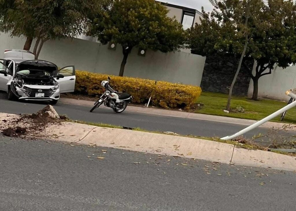 Abandonan auto tras chocar y derribar un postec - Noticias de Querétaro
