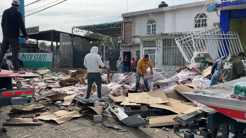 Accidente de tráiler causa daños y rapiña en la 57 - Noticias de Querétaro
