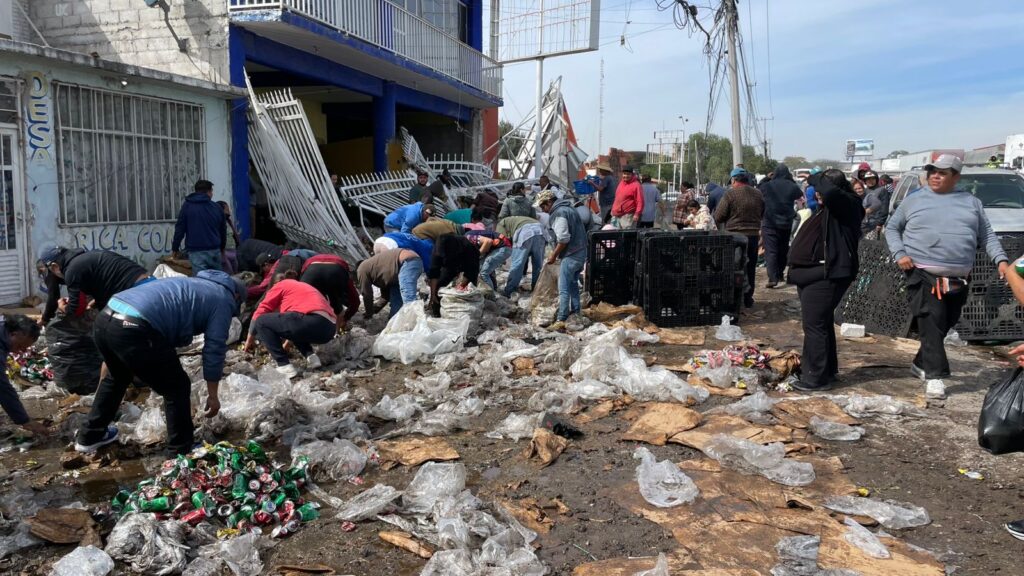 Accidente de tráiler causa daños y rapiña en la 57 - Noticias de Querétaro