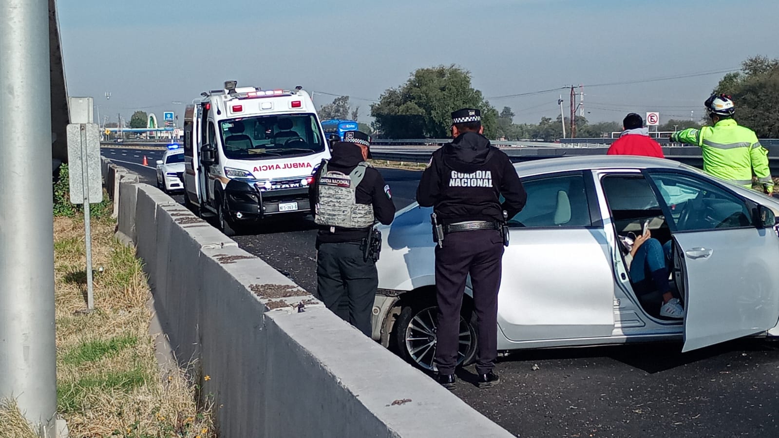 Auto se estrello contra muro divisor de la 57 - Noticias de Querétaro