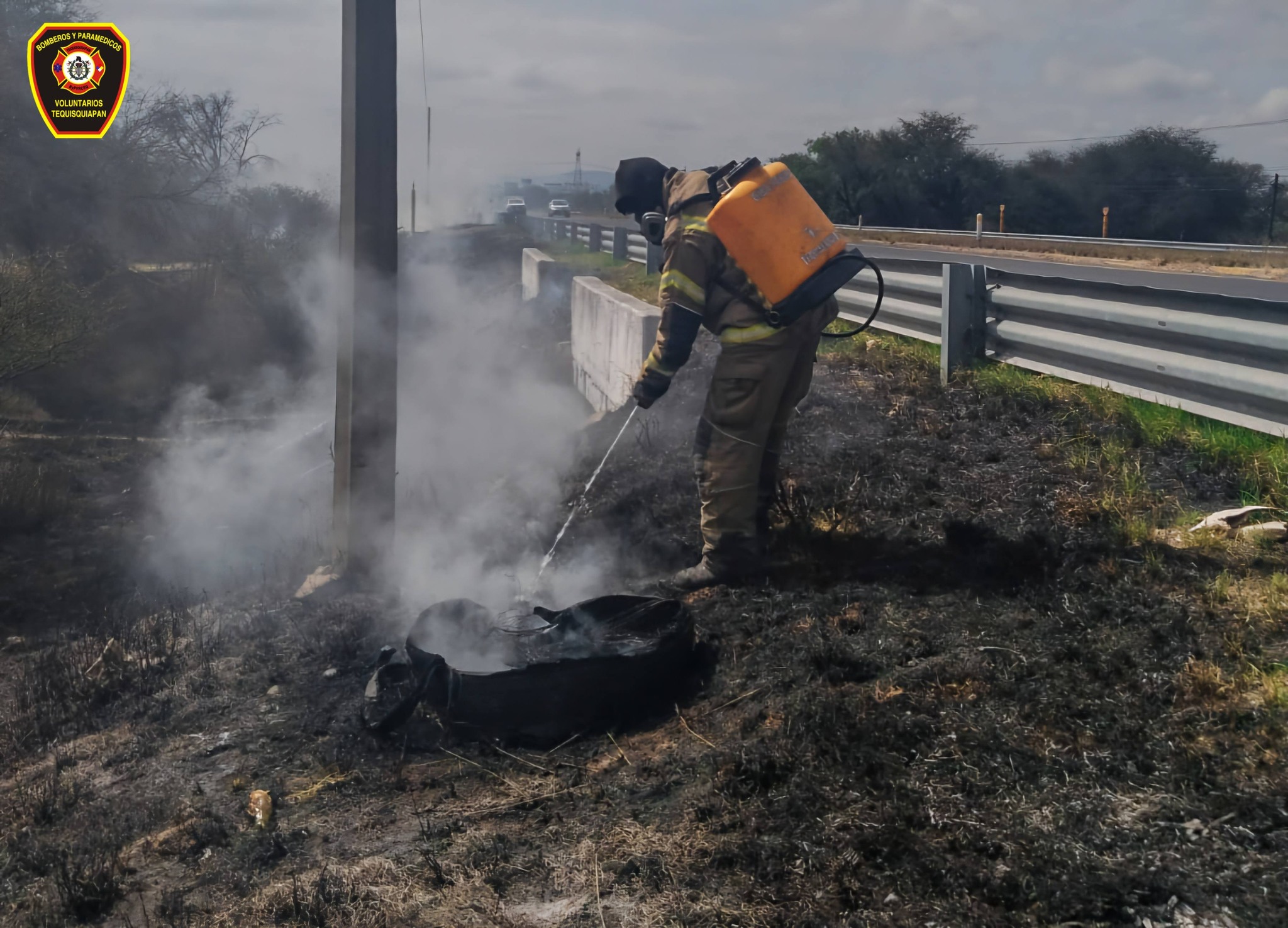 Controlan incendio de pastizal y basura a un costado de la carretera ...