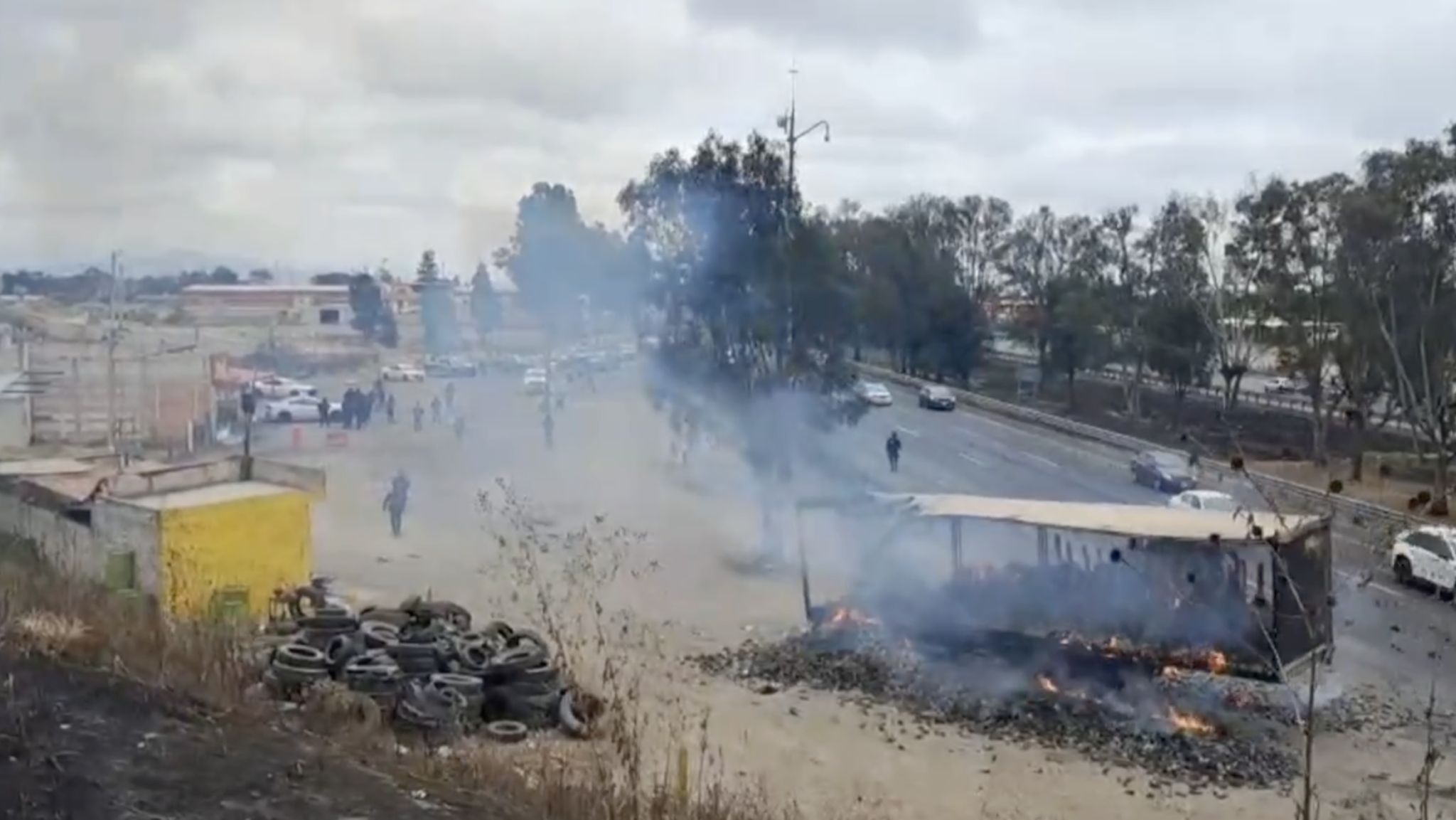 Comando armado balea tráiler y provoca incendio en la México–Querétaro ...