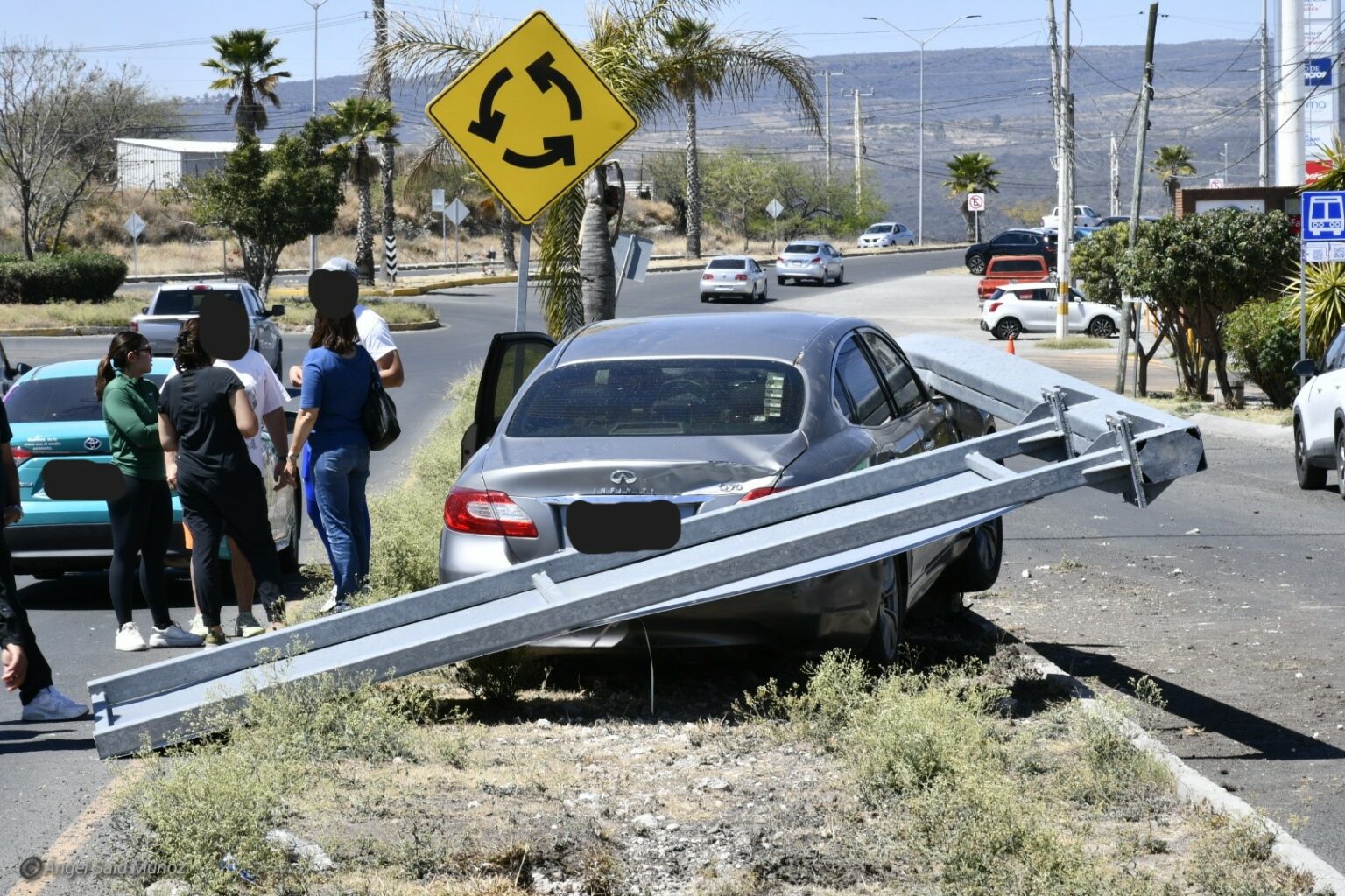 Automovilista herida tras derribar estructura de señales viales ...