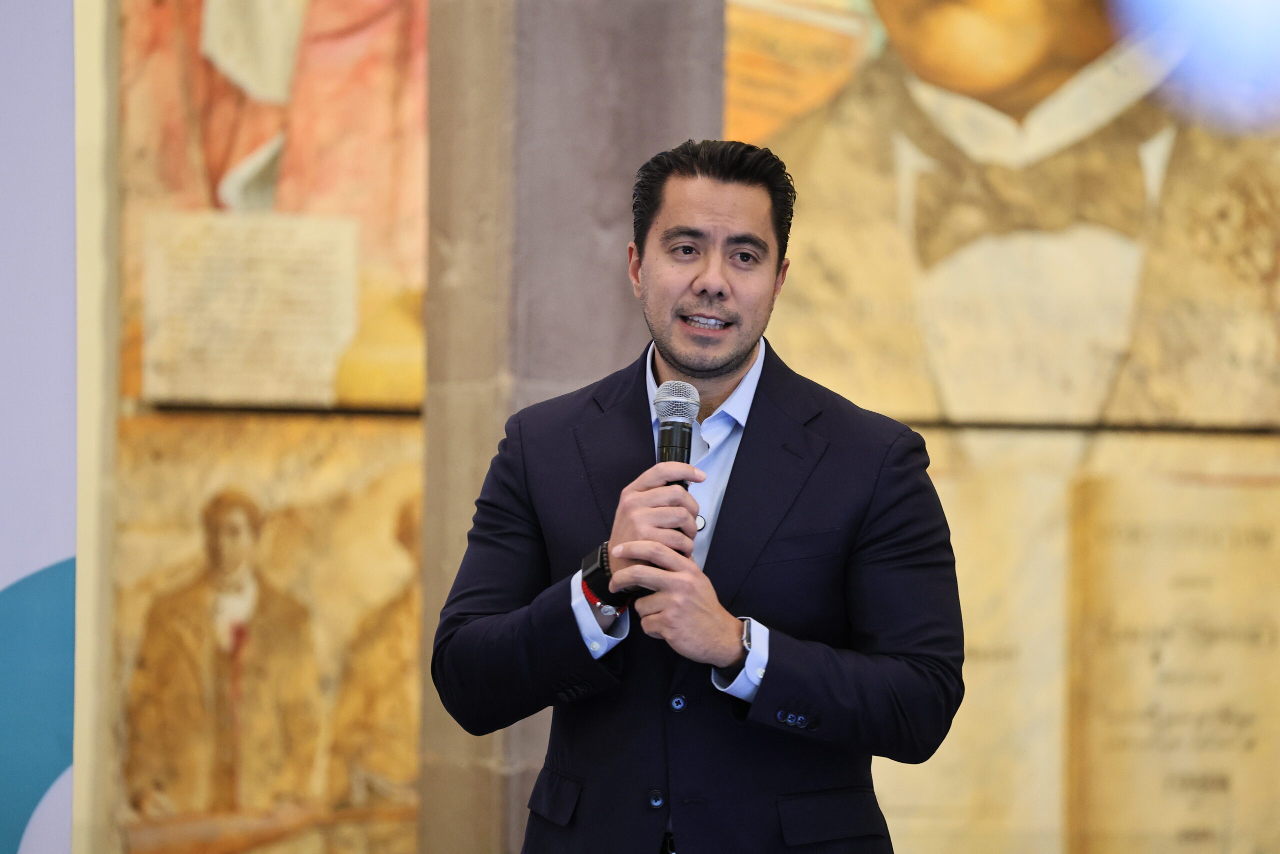 Logra Macías 30 mdp más para la 57 - Noticias de Querétaro