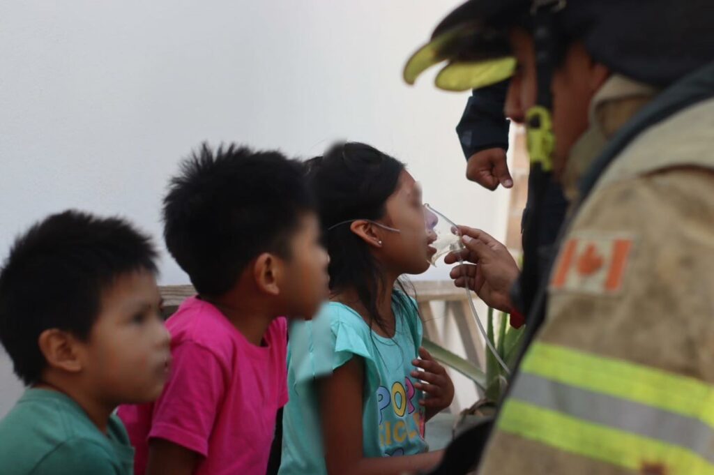 Bomberos rescataron a tres menores tras incendio - Noticias de Querétaro