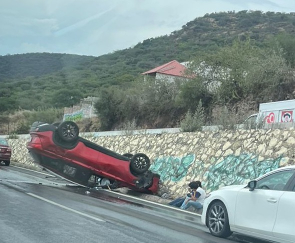Vuelcan en el anillo vial Fray Junípero Serra - Noticias de Querétaro