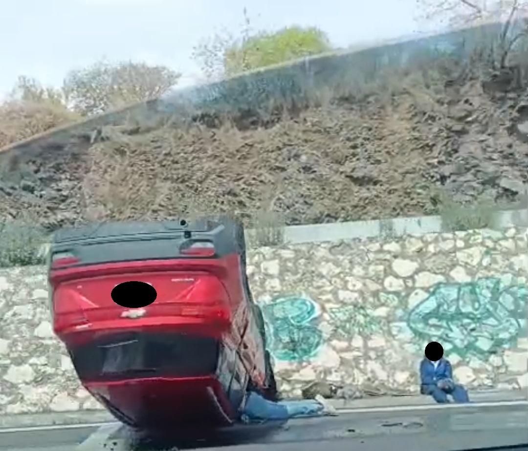 Vuelcan en el anillo vial Fray Junípero Serra - Noticias de Querétaro